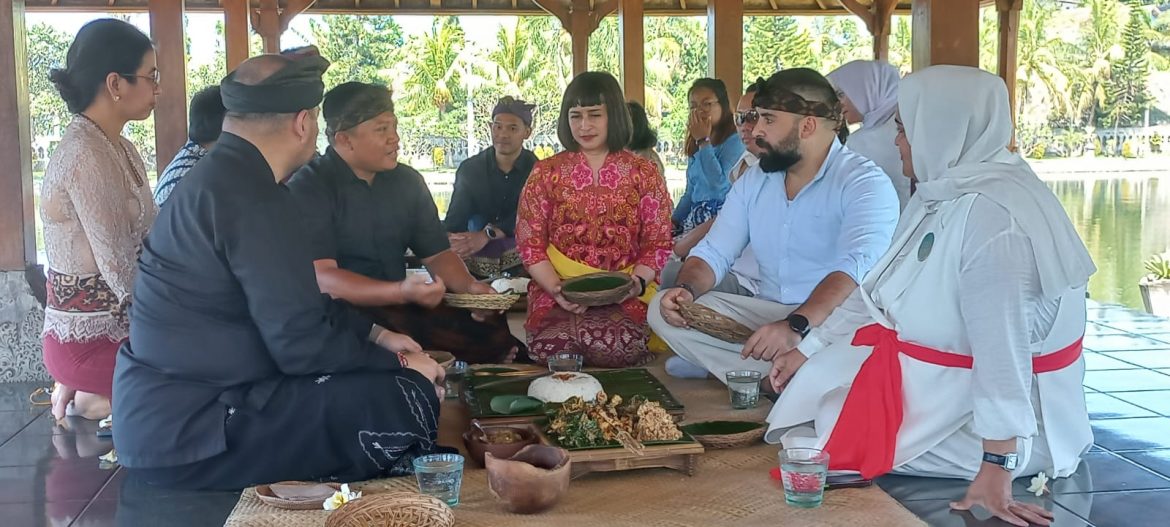 Tradisi Megibung yang Dikenalkan oleh Raja Karangasem Jadi Pembuka ...